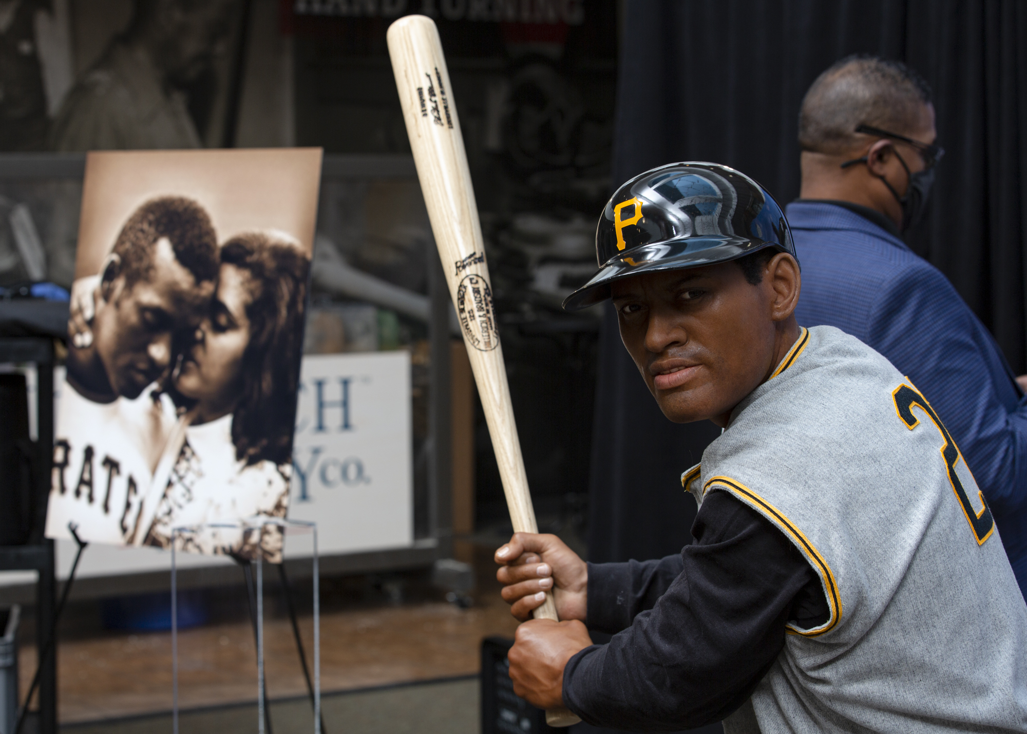 Louisville Slugger Museum – Unveiling of the Roberto Clemente Statue ...